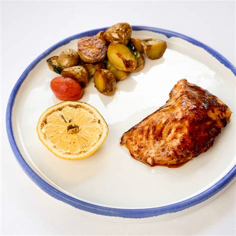 Стейк лосося с печеным картофелем и шпинатом — Горячие блюда — Formaggi