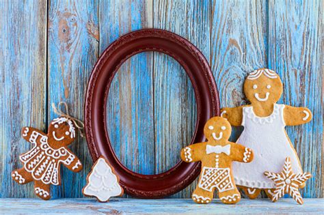 진저 브레드 진저 브레드 남자 갈색 프레임과 블루 나무 배경 크리스마스 또는 새 해 배경 템플릿 인사말 카드에 소나무 콘의 정 0명에 대한 스톡 사진 및 기타 이미지