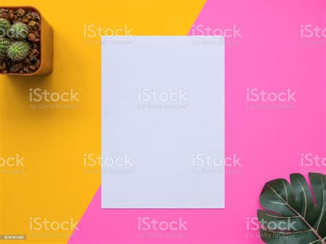 평면 디자인 오피스와 노란색 하 고 분홍색 배경에 공급 작업 영역 책상의 이미지 하다 0명에 대한 스톡 사진 및 기타 이미지 0명 공란 기업 재무와 산업 Istock