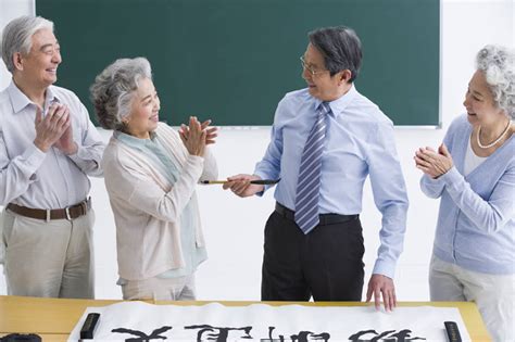 东方人成年人老年人四个人学生教师笑鼓掌微笑露齿笑横图正面衬衫快乐通讯幸福北京中国亚洲一排写正装整齐