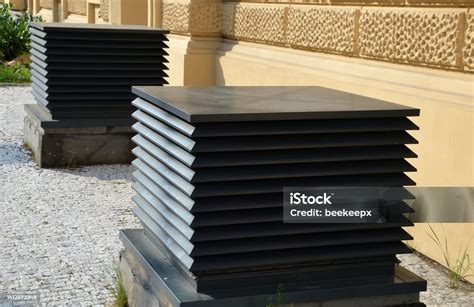 큐브 모양의 환기 그리드 상자 칸막이는 주거용 건물의 공기 회수 환기 파이프 에너지 수동 건물 지하철 터널 환기를 덮습니다 히트 펌프 노란 벽 석고 0명에 대한 스톡 사진