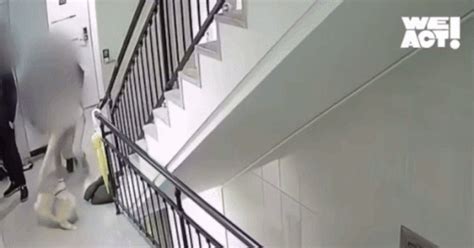 아이 보는 앞에서 반려견 창문 밖으로 휙…부모의 만행 영상