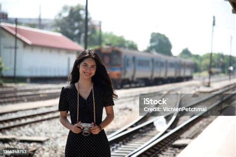 젊은 아시아 여자 미소여행자 소녀 산책 과 기차 에 철도 플랫폼 Brand Name Smart Phone에 대한 스톡 사진 및 기타 이미지 Brand Name Smart