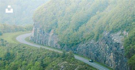 계곡을 통과하는 길 사진 Unsplash의 무료 블루 리지 파크웨이 이미지