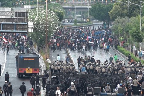 Mulai Ricuh Polisi Pukul Mundur Massa Aksi Buruh Di Dpr Antara News