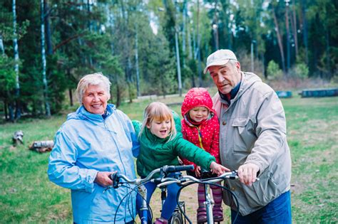 자연에서 자전거를 타고 아이들과 함께 활동적인 시니어 커플 노인 커플에 대한 스톡 사진 및 기타 이미지 노인 커플 아이 자전거 타기 Istock