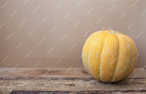 Melon Mûr Sur Un Fond En Bois Melons Et Un Espace De Copie Photo