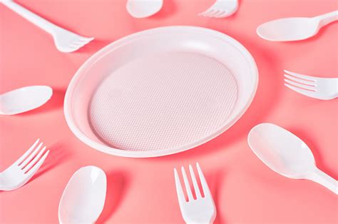 분홍색 배경에 흩어져있는 일회용 플라스틱 기구 환경 생태 피크닉 파티 및 기타 이벤트에 대한 레크리에이션의 개념 0명에 대한 스톡 사진 및 기타 이미지 Istock