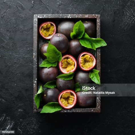 나무 상자에 잎과 신선한 열정 과일 열 대 과일 평면도 텍스트를 위한 여유 공간 계절에 대한 스톡 사진 및 기타 이미지 계절