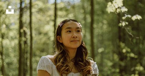 낮 동안 숲에 서 있는 흰 셔츠를 입은 여자 사진 Unsplash의 무료 식물 이미지