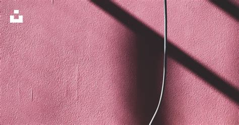 흰색 전원 콘센트에 연결된 검은색 Usb 케이블 사진 Unsplash의 무료 바드락 이미지