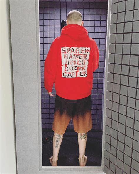 "Альбому быть": Oxxxymiron фотографируется в студийной будке