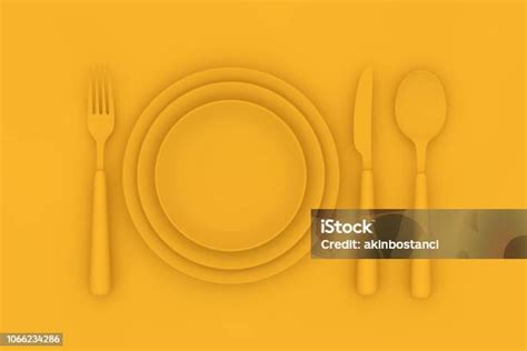 노란색 접시 포크 나이프 숟가락 노란색 배경에 평면 위치 최소한의 개념 3차원 형태에 대한 스톡 사진 및 기타 이미지 3차원 형태 레스토랑 개념 Istock