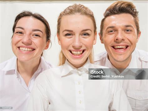 흰색 배경에 흰색 셔츠를 입은 젊은 사업가 팀이 고립되었습니다 두 명의 소녀와 남자로 구성된 팀은 행복하고 이기고 계획하고 논쟁하고 토론하고 화나게하고 무언가를 이깁니다 흰