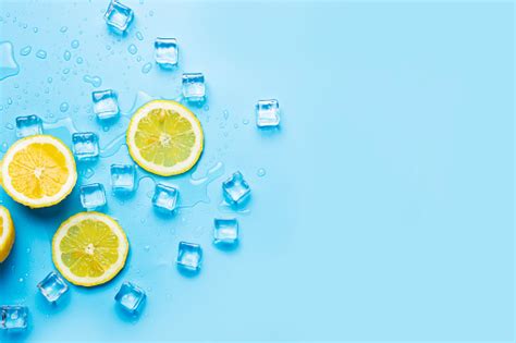 푸른 배경에 신선한 노란 레몬 조각과 얼음 조각 상단 보기 플랫 레이 0명에 대한 스톡 사진 및 기타 이미지 0명 과일 노랑 Istock