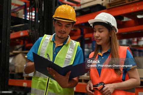 물류 유통 창고에서 문서에 대한 결과를 검사하는 두 명의 창고 작업자 2명에 대한 스톡 사진 및 기타 이미지 2명 개선 검사 보기 Istock