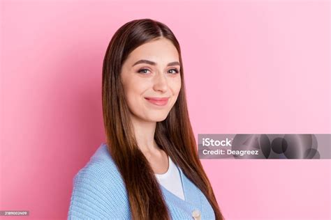 긴 머리를 가진 예쁜 아름 다운 사랑 스런 여자가 파란색 풀오버를 입고 분홍색 배경에 고립 된 카메라에서 웃고 있는 사진 20 24세에 대한 스톡 사진 및 기타 이미지