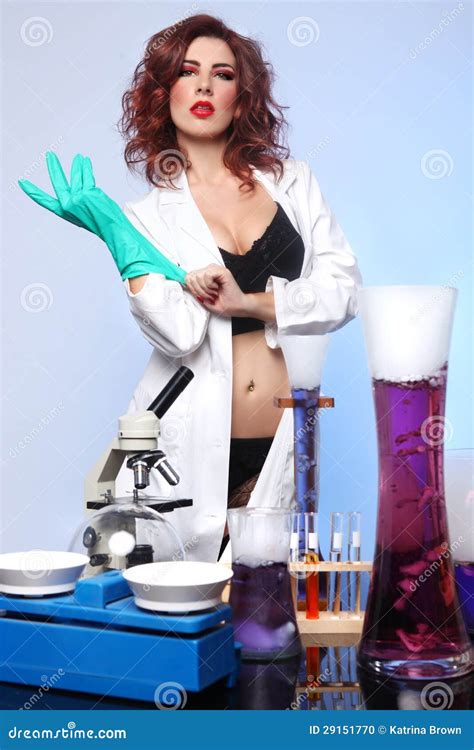 De Student Van De Wetenschap In Het Sexy Experimenteren Van De Kleding Stock Foto Image Of