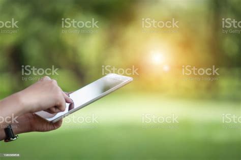 소녀는 공원에서 야외 디지털 태블릿을 사용 하 여 현대 기술 Conceptdigitally 향상입니다 태블릿에 선택적 초점입니다 개념에 대한 스톡 사진 및 기타 이미지