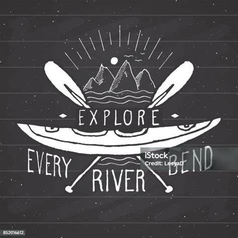카약 및 카누 빈티지 라벨 손으로 그린된 스케치 그런 지 질감된 복고풍 배지 인쇄 술 디자인 T셔츠 인쇄 칠판 배경 그림을 벡터 T 셔츠에 대한 스톡 벡터 아트 및 기타