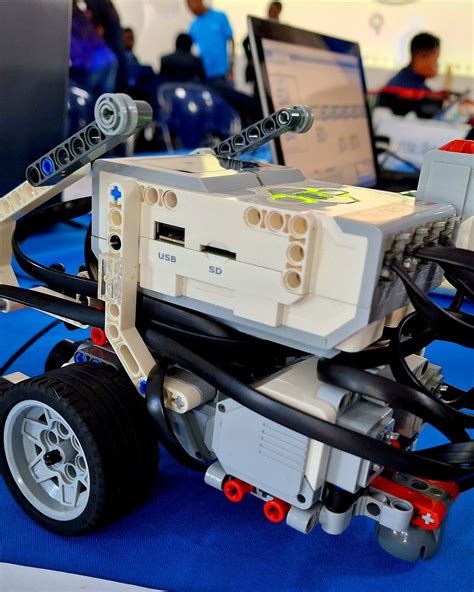 Curro Aurora Proud Host Of The Curro Regional Robotics Competition Awsum School News