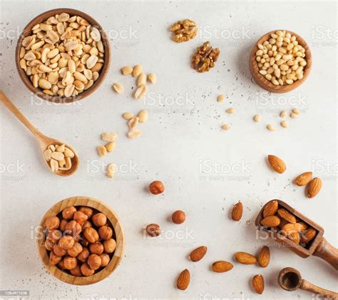 나무 그릇에 다른 견과류로 만든 텍스트 프레임 견과류 건강한 간식 공간을 복사합니다 웃옷에 대한 스톡 사진 및 기타 이미지 웃옷 땅콩 견과 경관 Istock