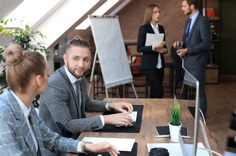 현대적인 사무실 공간에서 데스크톱 컴퓨터에서 작업하는 젊은 비즈니스 인력 개발에 대한 스톡 사진 및 기타 이미지 개발 계획
