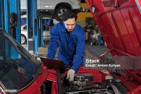 남자 수리 유지 보수 및 차량 서비스를 위해 차고에서 정비사로 엔진을 작업하는 자동차 정비사 중소기업 신생 기업 및 차고 개념 30 34세에 대한 스톡 사진 및 기타 이미지