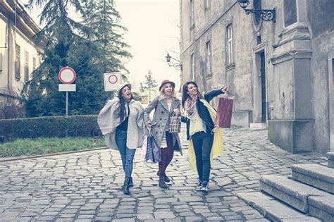 젊은 여성의 가장 좋은 친구 거리에서 쇼핑 하 고 물 거리를 실행 하는 여자 3 명에 대한 스톡 사진 및 기타 이미지 3 명 가방 거리 Istock