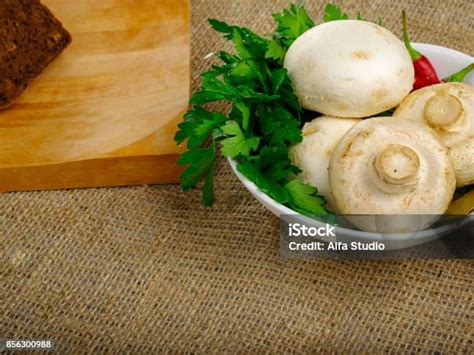 버섯과 파 슬 리 니트 침구와 나무 테이블에 야채와 함께 화이트 플레이트 식품 개념입니다 0명에 대한 스톡 사진 및 기타 이미지 Istock