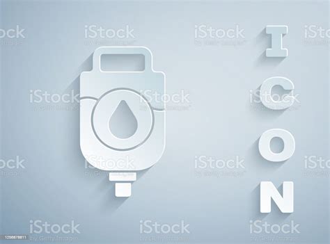 회색 배경에 격리 된 종이 절단 Iv 가방 아이콘 블러드 백 혈액 개념을 기부합니다 치료와 치료의 개념 화학 요법 종이 아트 스타일 벡터 일러스트레이션 마시기에 대한 스톡