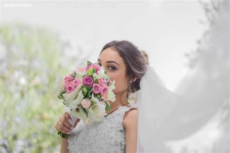 შე ეგი რავარი გაბოროტებულა სიმონ დ გრძელი ქერა თმები და დიდი ცისფერი თვალებით ლუსი სხვებისგან