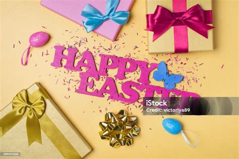 행복 한 부활절의 새틴 리본과 밝은 다채로운 설탕 뿌리와 황금 선물 상자 핑크 텍스트 계란상자에 대한 스톡 사진 및 기타 이미지 계란상자 공단 공휴일 Istock