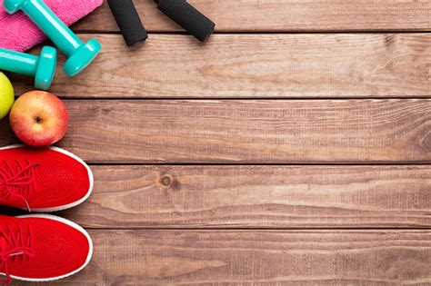 피트니스 및 스포츠 컨셉 나무 배경에 빨간 운동화 사과 점프 로프 아령과 분홍색 수건 여유 공간 가냘픈에 대한 스톡 사진 및 기타 이미지 Istock