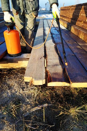 보드의 착색 중에 작업자는 압력하에 스프레이 건을 사용합니다 가구에 대한 스톡 사진 및 기타 이미지 가구 가을 갈색 Istock