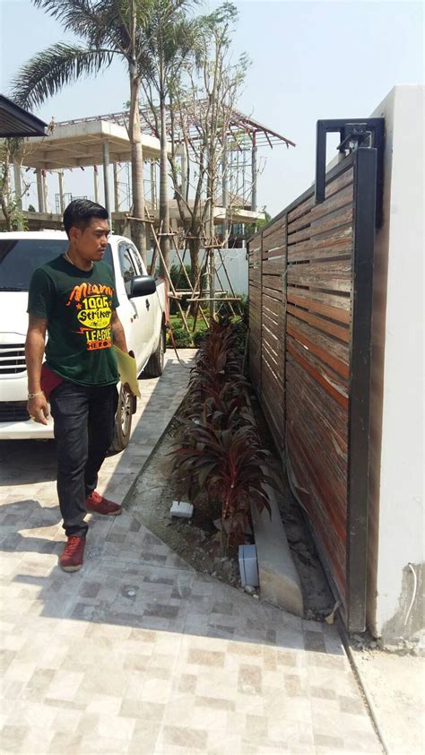 ผลงานการมอเตอร์ประตูรีโมท แบบบานพับ บานเฟี้ยม รุ่น Lux Bt 2b ที่ ชลบุรี สินค้า Bft Made In