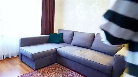 کارتون جدید املیا آملیا اولینا هدایایی را می پیچد و آکیم وانمود می کند