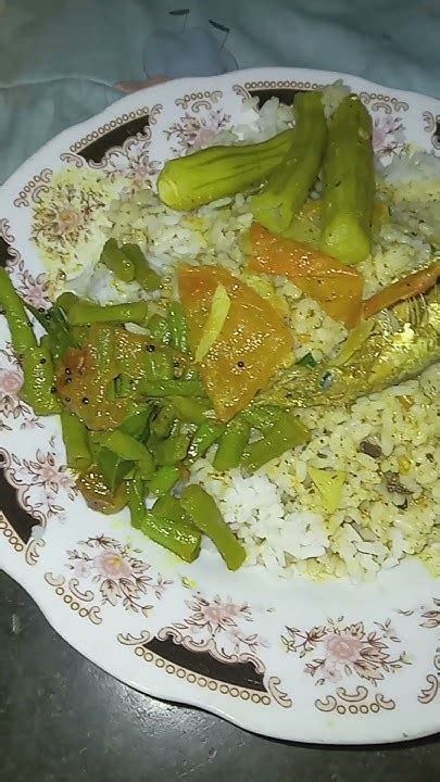 සම්බෝල මෑ උයලා මුරුංගා කිරට හුරුල්ලෝ හින්දලා කාලා බලන්න ආස හිතෙයි