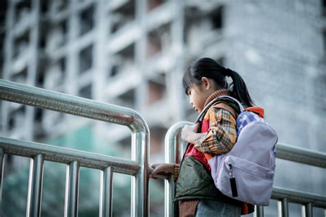 멍청한 얼굴에 슬픈 표정의 아이 우는 얼굴 눈물 아이 고화질 사진 사진 울음소리 배경 일러스트 및 사진 무료 다운로드 Pngtree