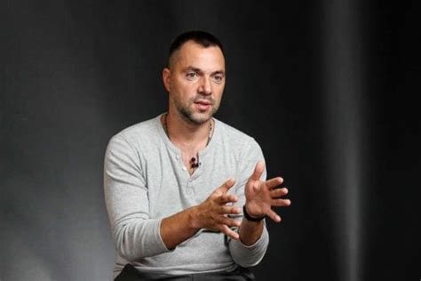 Щонайменше місяць окупанти будуть бити ракетами по містах України про це повідоми Олексій