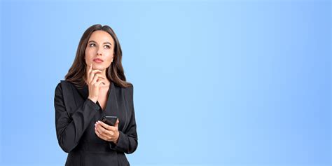 스마트폰을 손에 들고 카피 스페이스를 생각하는 여성 여성 Brand Name Smart Phone에 대한 스톡 사진 및 기타