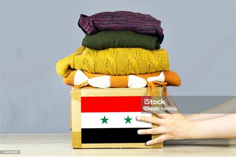 기부를 위한 헌 옷과 시리아 국기를 가진 판지 상자를 들고 있는 근접 촬영 여성 손 지진 재앙 자원 봉사 건축물에 대한 스톡 사진 및 기타 이미지 Istock