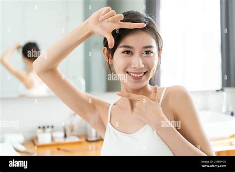 Frau im badezimmer Fotos und Bildmaterial in hoher Auflösung Alamy