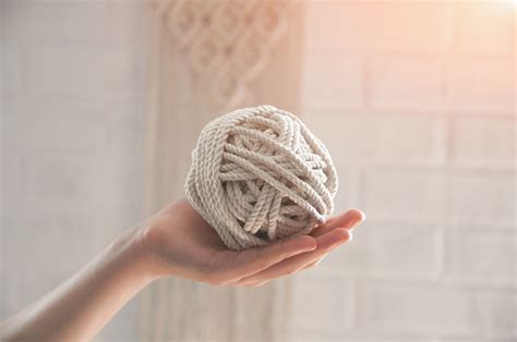 매크로를 뜨개질하기위한 원사의 공은 흰색 벽의 배경에 손에 놓여 Diy에 대한 스톡 사진 및 기타 이미지 Diy 갈색