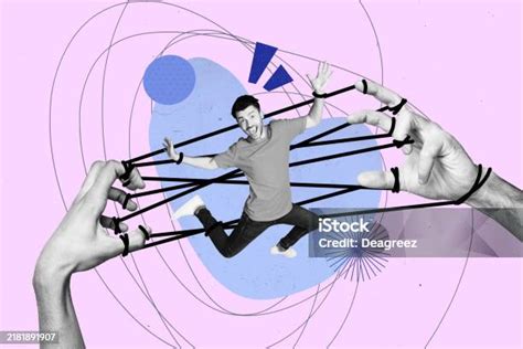 복합 경향 삽화 스케치 콜라주 Copyspace 단색화 젊은 남자 도약하다 공중 부양하다 손 몸짓 잡기 로프 제어 꼭두각시 조작하다 35 39세에 대한 스톡 사진 및 기타