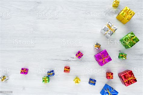 흰색 배경에 다양한 크기의 여러 가지 색상의 밝은 휴일 선물 상자 복사 공간 개념에 대한 스톡 사진 및 기타 이미지 개념
