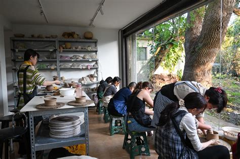 森大青鳥 2021年即將劃下句點，今年的你過得好嗎？ 無論是疫情爆發後宅家上班上課的日子，或是等候多時終於回歸 0的生活，在浮動與不安的交織之下，鳥編只要拾起一本書，總能在字句之間找回安定