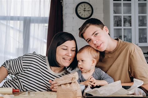 두 아들과 함께 집 부엌에서 피자 나 쿠키 반죽을 요리하는 어머니 부엌에서 함께 행복한 가족 어머니의 날 3 명에 대한 스톡 사진 및 기타 이미지 Istock