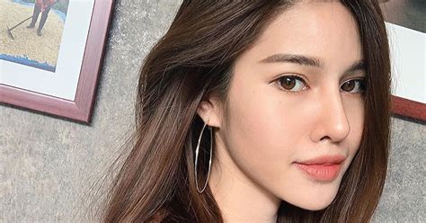 Gadis Colok Memek Di Depan Kosan