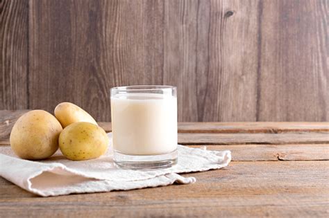 갈색 나무 배경에 비건 감자 우유와 감자 식물 성 대체 우유 대체 및 유당 무료 0명에 대한 스톡 사진 및 기타 이미지 0명 가루로 빻은 감자 요리 Istock